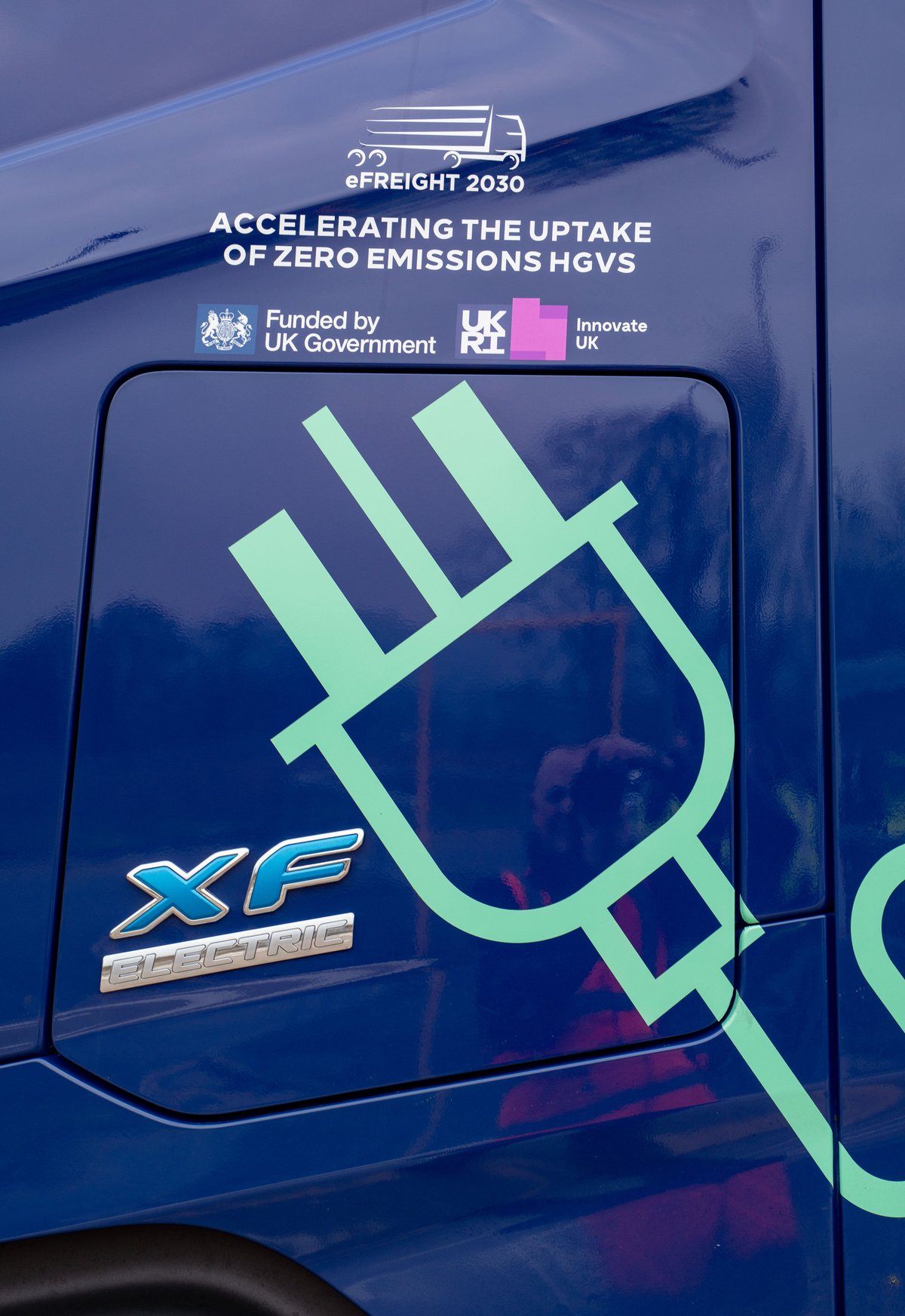 First electric heavy-goods vehicle (DAF XF) travels through the Channel ...