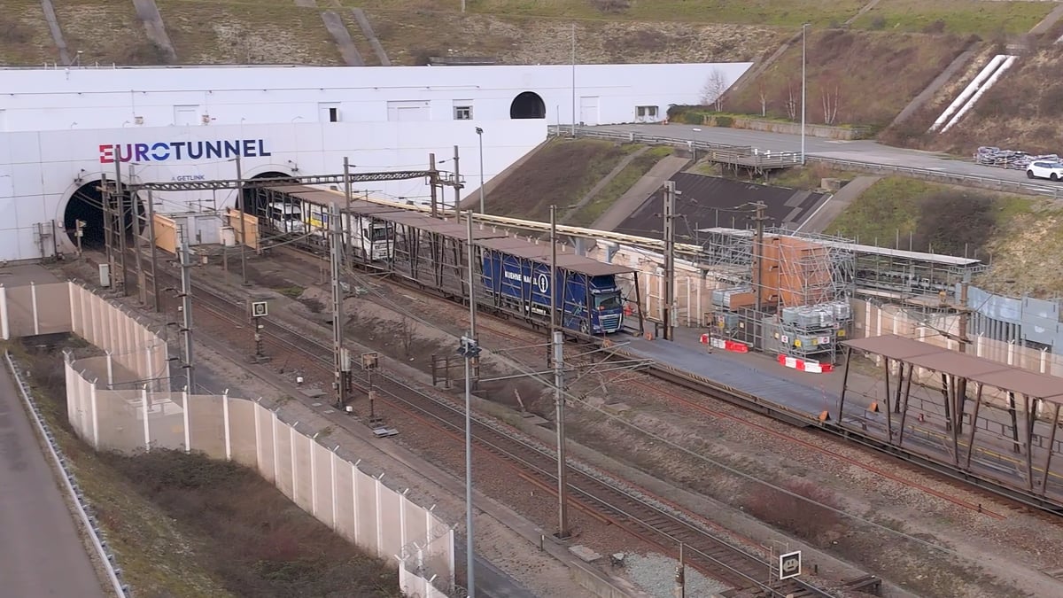 First electric heavy-goods vehicle (DAF XF) travels through the Channel ...